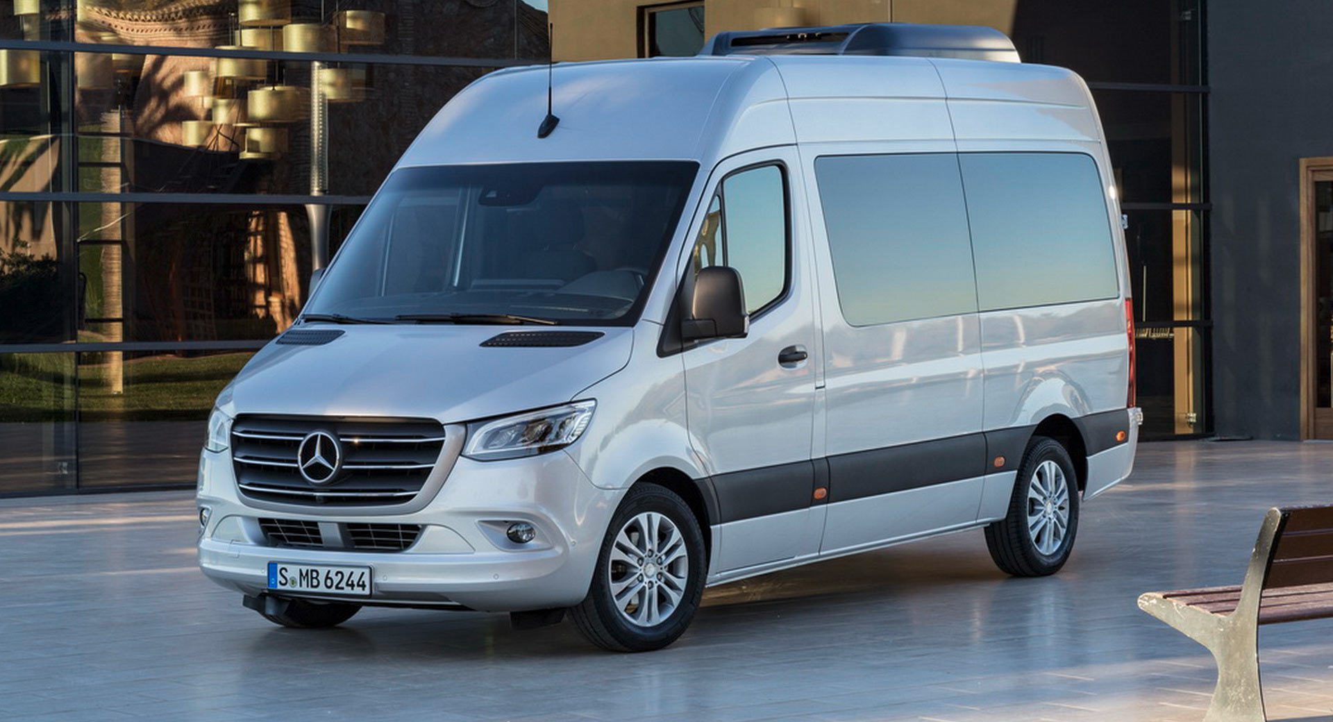 Mercedes Benz Sprinter 15 Passenger Van: Comfort & Space
